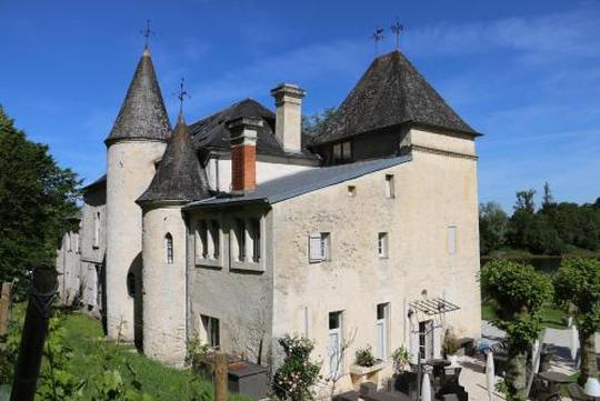 Comment faire la différence entre un château et un manoir